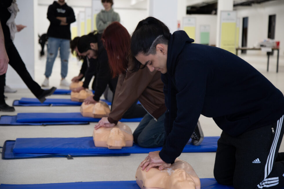 Cursos de RCP y uso de Desfibrilador Externo Automático | UNAHUR